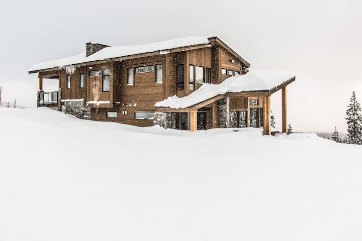 The Hemlock | Slope-side, Hot Tub & Views - Big White Ski Resort, BC