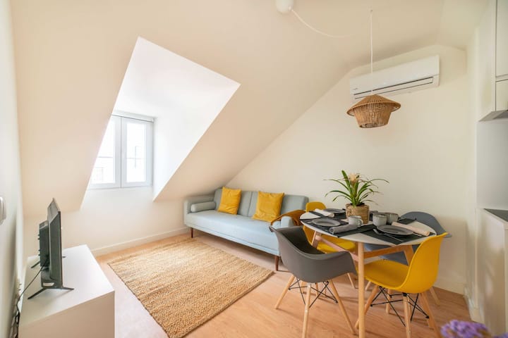 Charming Top-floor 1br | Compact & Cozy - Amadora