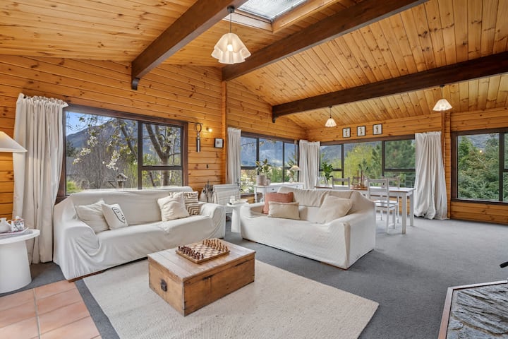 Family-friendly Chalet, Mountain Views - Queenstown, New Zealand
