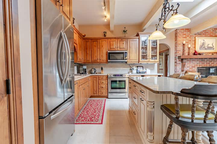 2 Bedroom 2 Bath Condo Steps From Aspen Gondola - Aspen, CO