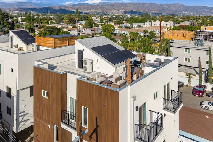 Panoramic Rooftop + Spacious Luxe Retreat W/views - Los Angeles, CA
