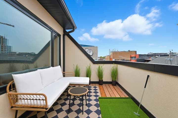 Stylish 3br | Cn Tower Views & Patio Mini Putt! - Toronto, ON