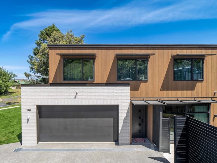 Architectural Retreat In Prestigious Whanganui - Whanganui