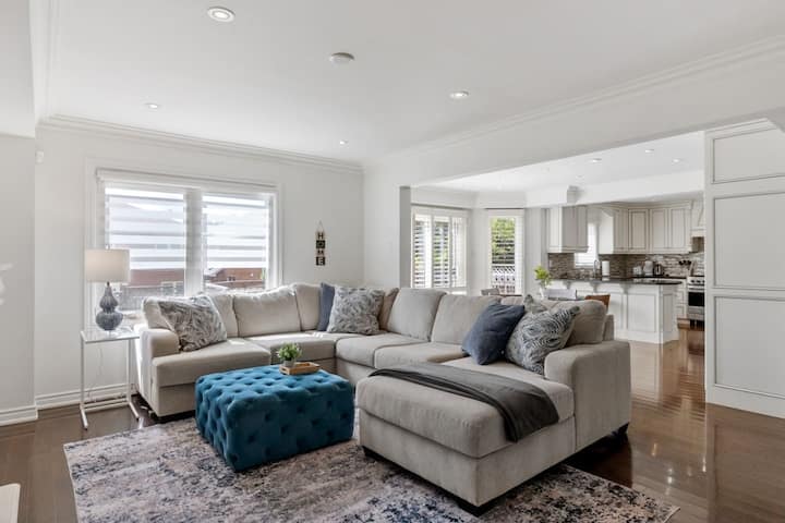 Modern 4br Retreat W/ Premium Comforts & Parking - Toronto