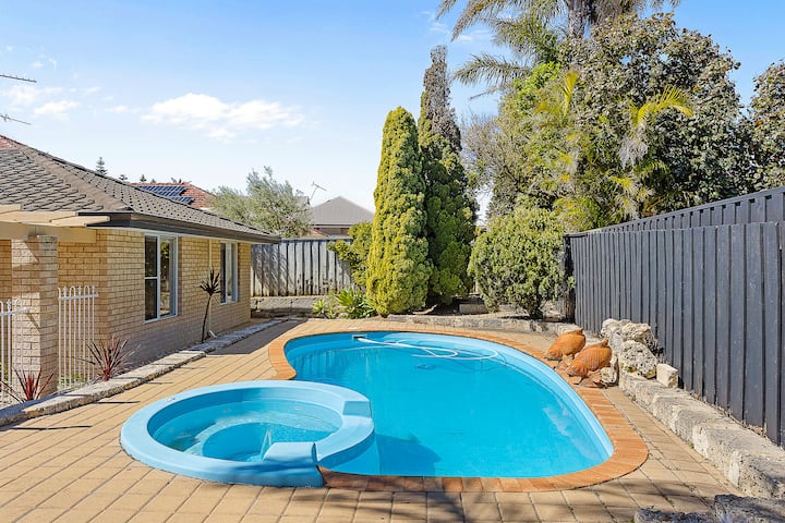 Broadbeach Retreat - 300m Walk To The Beach - Perth