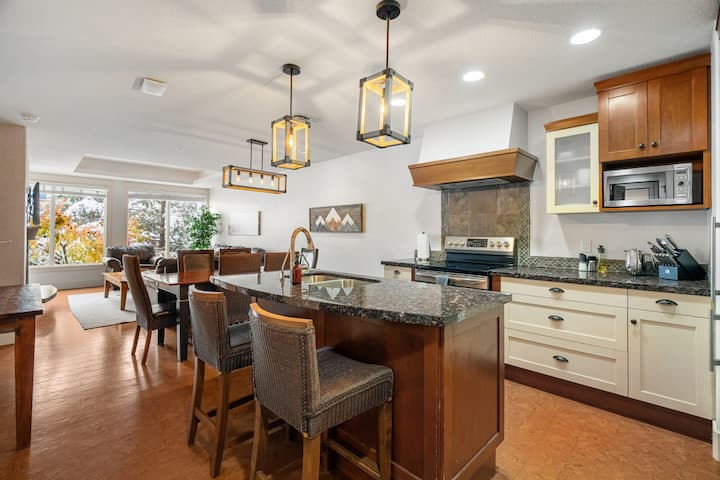 Rocky Mountain Retreat | Sleeps 6 • King + Queen - Canada