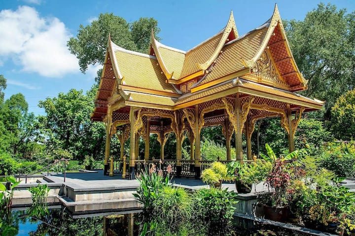 1 Queen Suite | Echo Madison | Full Kitchen Access - Madison, WI