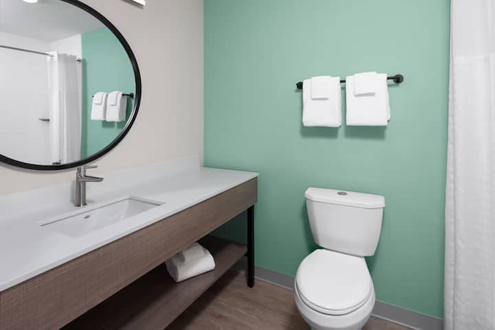 Echo Madison | 1 Queen Bed | Pets Are Allowed - Madison, WI