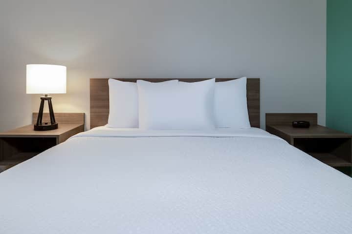 Echo Madison | 1 Queen Bed | Pets Are Allowed - Madison