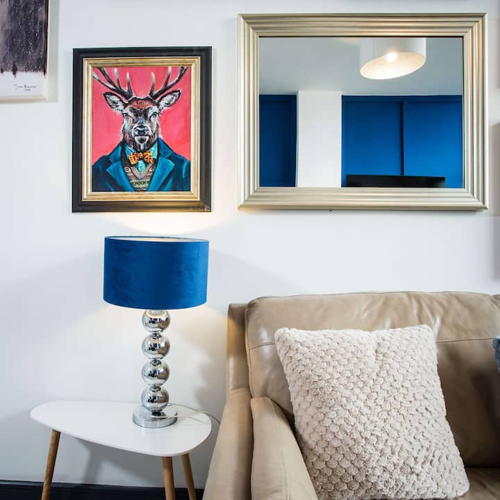 Luxury 550sqft King Bed Apt,60" Tv, Town Centre - Warrington