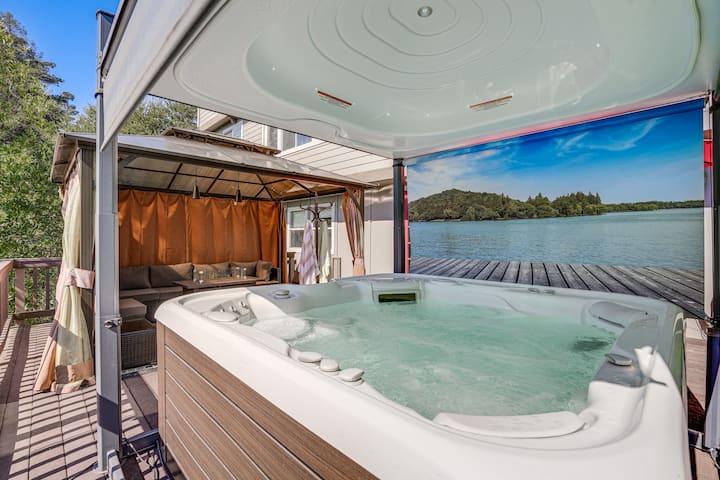 Mtn Views & Hot Tub: 4,300-sq-ft Oakland Retreat - Oakland, CA