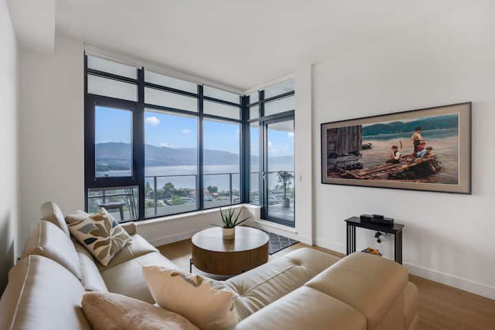 Penthouse With Panoramic Lake Views - Kelowna