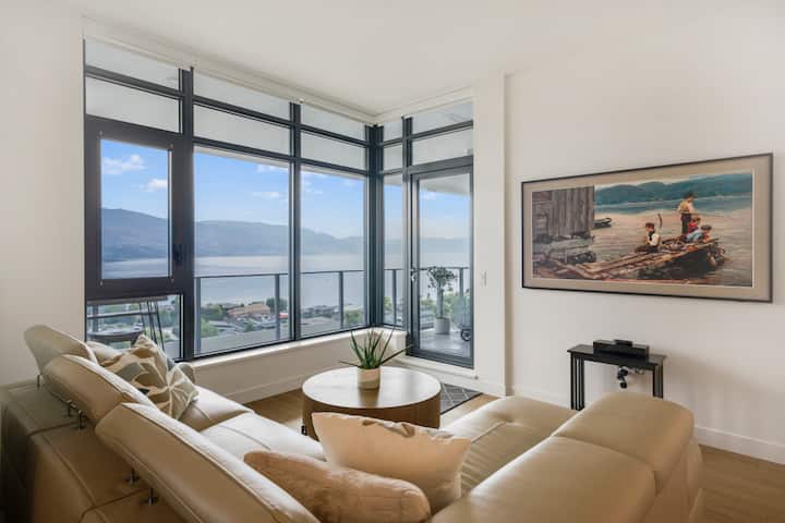Penthouse With Panoramic Lake Views - Kelowna