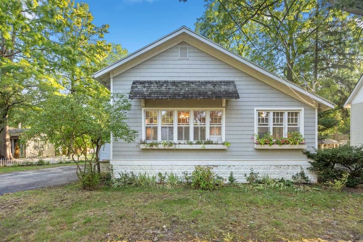 Charming Saugatuck Getaway By Lake & Shops - Saugatuck, MI