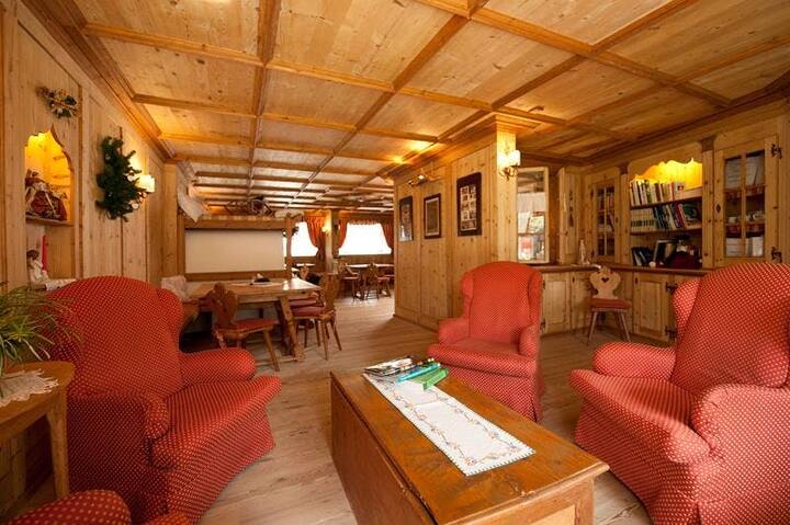 Balcony & Cosy Onsite Restaurant - Pinzolo