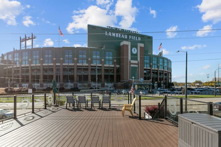 Packerplex| Across From Lambeau Field! Sleeps 10! - Green Bay, WI