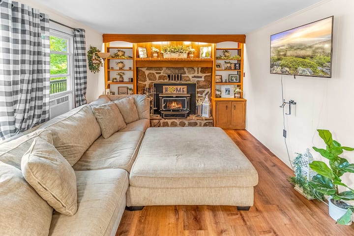 Cozy Cabin W Fire Pit, Grill, Deck & Walk To Town - Berkeley Springs, WV