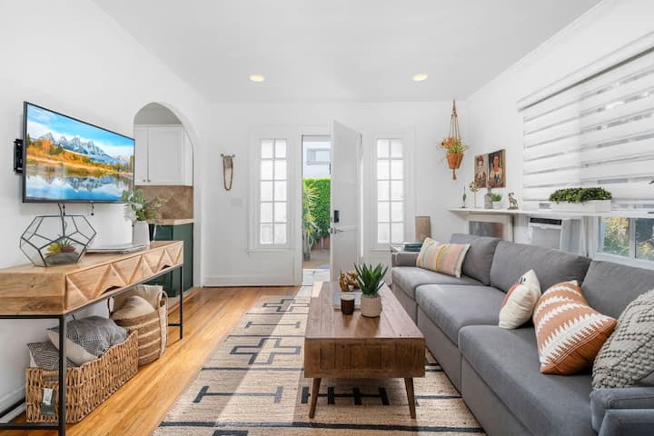 Charming West Hollywood Bungalow With Patio - West Hollywood, CA