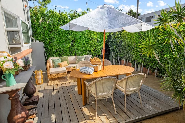 Charming West Hollywood Bungalow With Patio - Hollywood, CA