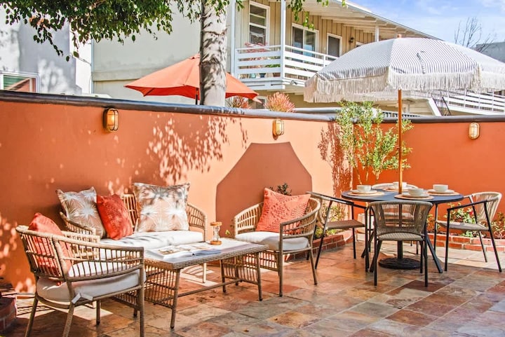 Modern Bungalow In West Hollywood, Complete With A - Banc of California Stadium