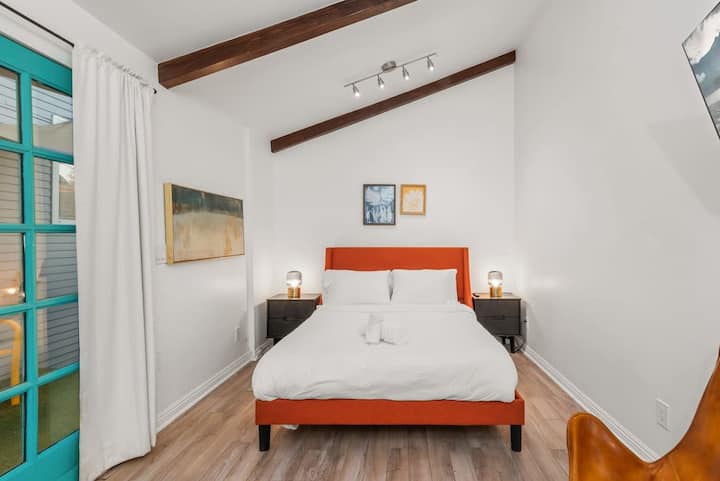 West Hollywood Gem: Cozy 1-bedroom Guesthouse - San Fernando Valley, CA
