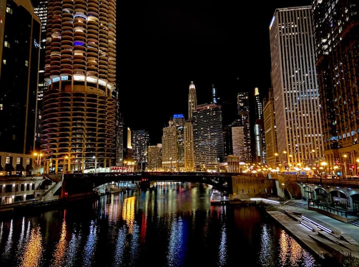 Ideal Downtown Chicago Location | Rooftop Pool - Chicago, IL