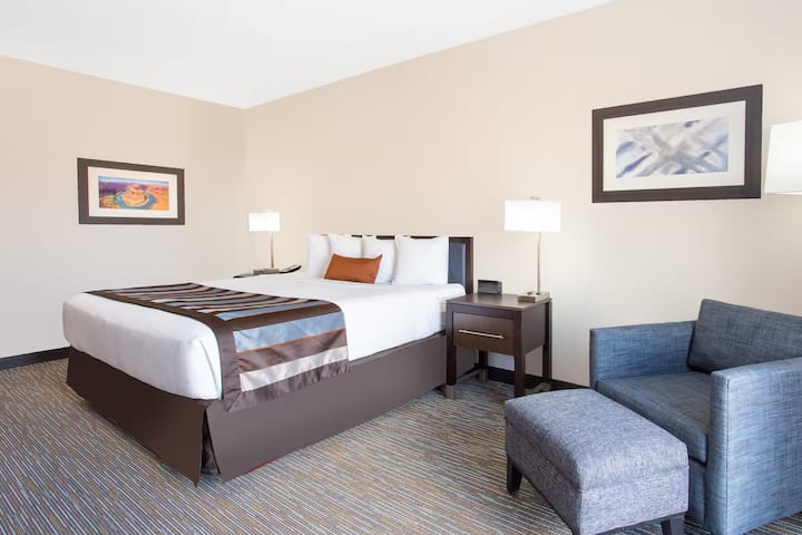 Wingate Page | 1 King Bed | Lake Powell Gateway - Page, AZ