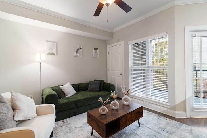 Modern Midtown Charm • Pool • Gym • Parking - Atlanta, GA