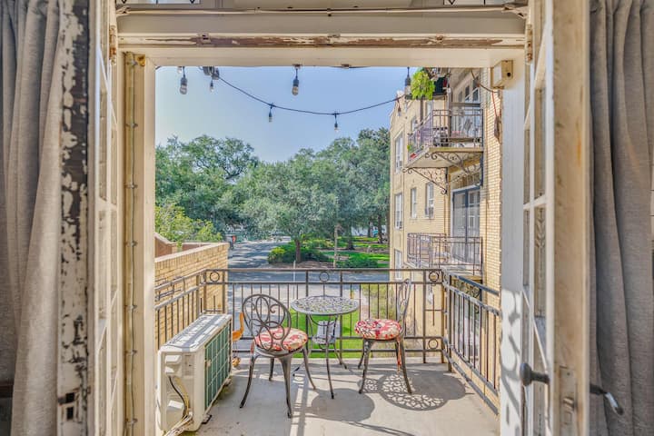Downtown Studio Apt | Prime Location W/ Balcony - Savannah, GA