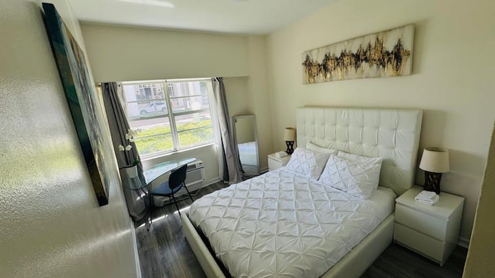 Seaside Escape: Modern 1-br Steps From The Beach - Miami Beach, FL