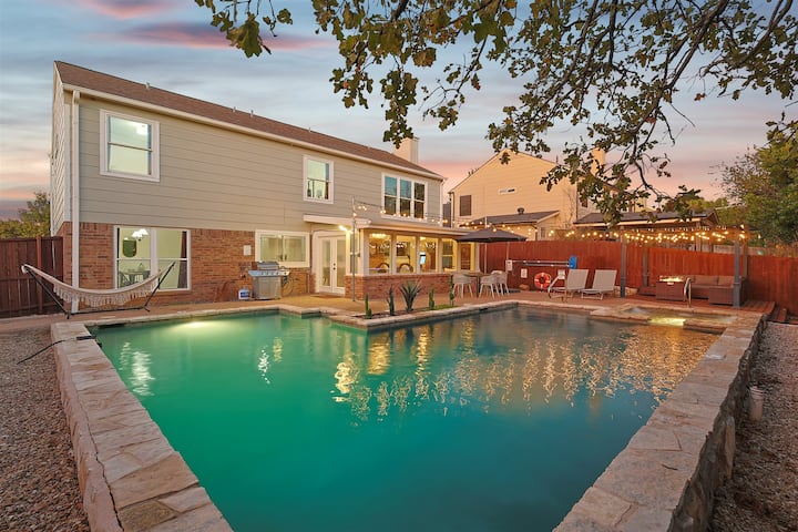 5br W/ Backyard Paradise, Pool, Cinema, Games - North Richland Hills, TX