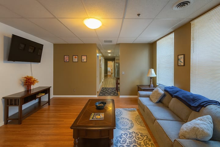 Prime Location! 2br/2.5ba Near Wvu & Downtown Fun - West Virginia