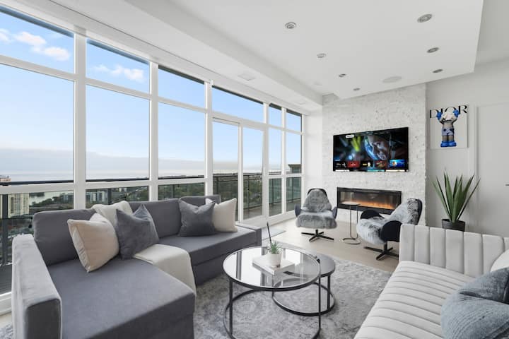 One-of-a-kind Parklawn Penthouse! Unreal Lake View - Toronto, ON