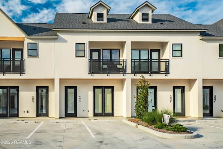 Modern 3br/2.5ba Townhome • Heart Of Town - ラフェイエット, LA