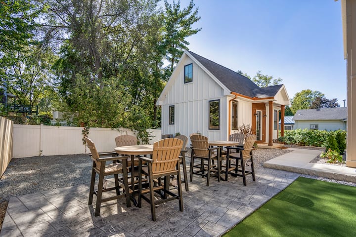 Luxury Tiny Home + Custom Backyard Putting Green - Bowling Green, OH