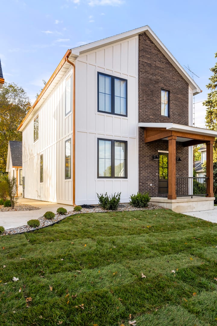 The Upperclassmen | Custom Putting Green Dt Bg - Bowling Green, OH