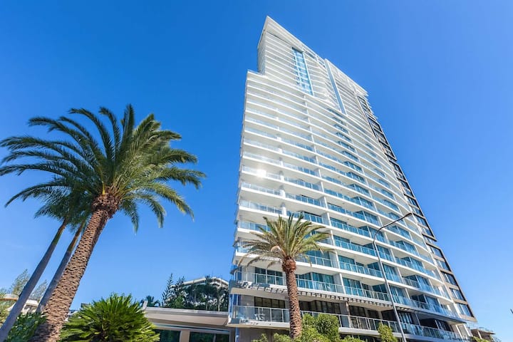 Stylish 2-bedroom Oasis: Pool & Netflix - Surfers Paradise