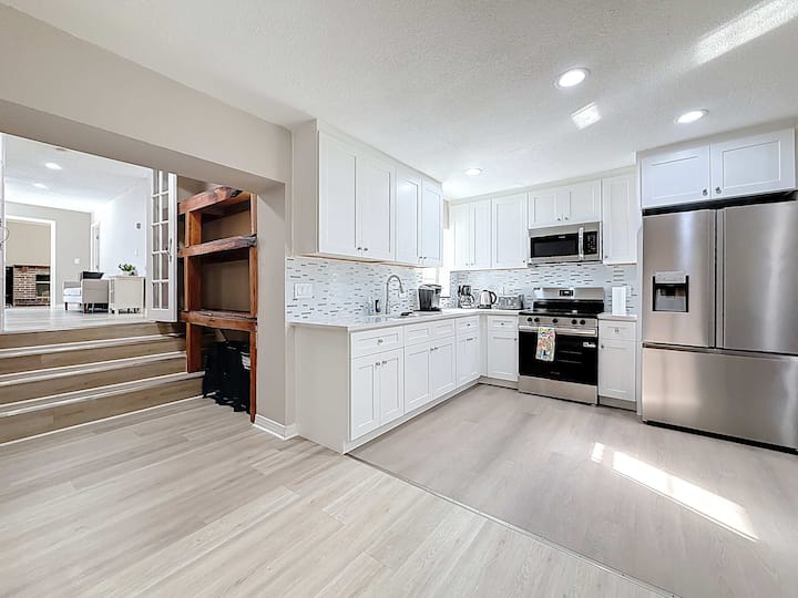 Largo 7br 4ba Sunny Shores Getaway - St. Petersburg, FL