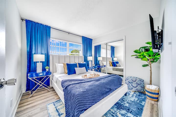Relaxing Ground Floor Canal View – Palm Wave Stays - Coconut Creek
