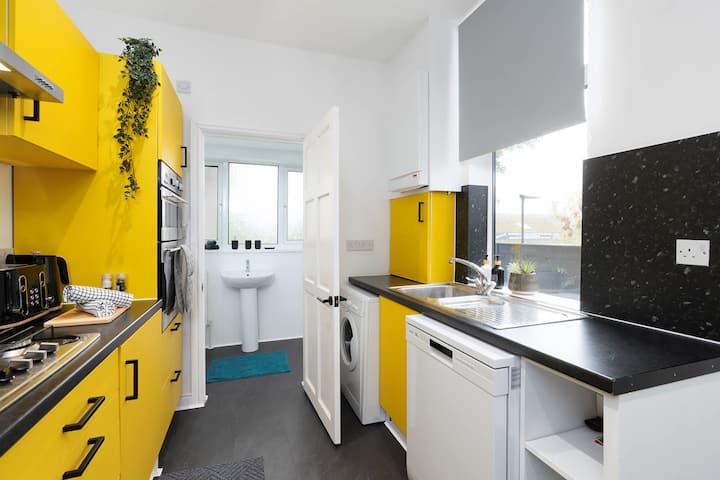 25% Off | Contractor | 4 Bed 2 Bath | 9 Sleeps | G - Sheffield, UK