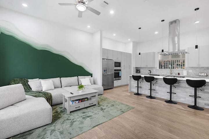 Two Spacious Houston Homes: 6bd 6ba Group Getaway - Houston, TX