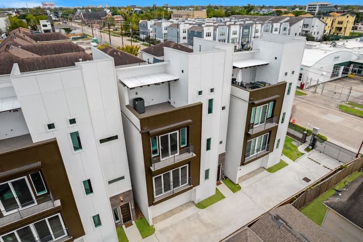 Houston 6 Bedroom Home - Houston, TX