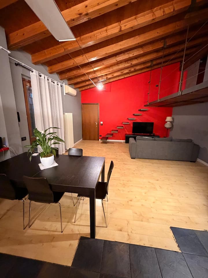 Redhouse Bergamo: Cozy Trendy Open Space + Box - Bérgamo