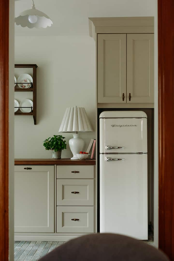 The Tudor On Homewood-henriette Suite - Greater Sudbury