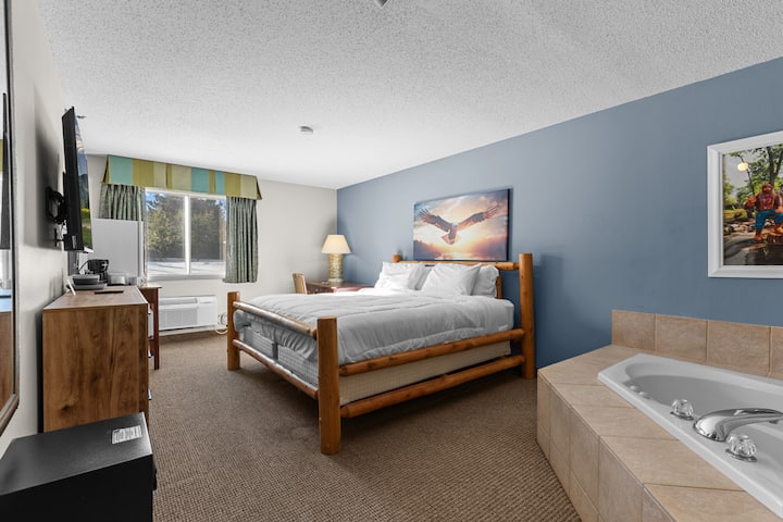 Nisswa Hotel & Suites – Cullen Lake Jacuzzi King - Nisswa, MN