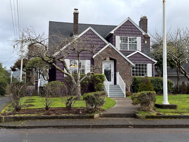 Historic 5-star Beach Home With Hot Tub - Seaside, OR