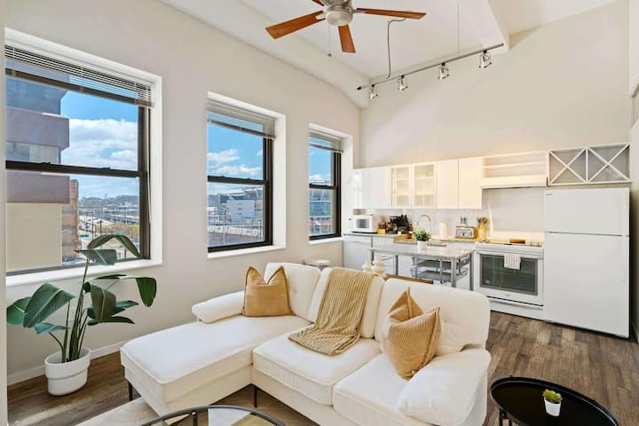 Downtown Apt With Pool, Parking Near Stadiums - Cincinnati, OH