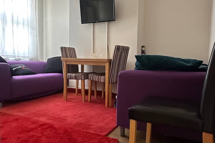 Curzon St - 4 Beds, Sleeps 7 With Street Parking - Reading