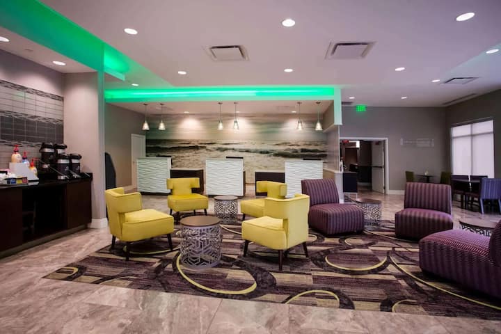 Steps From Virginia Beach + Free Breakfast & Pool - Virginia Beach