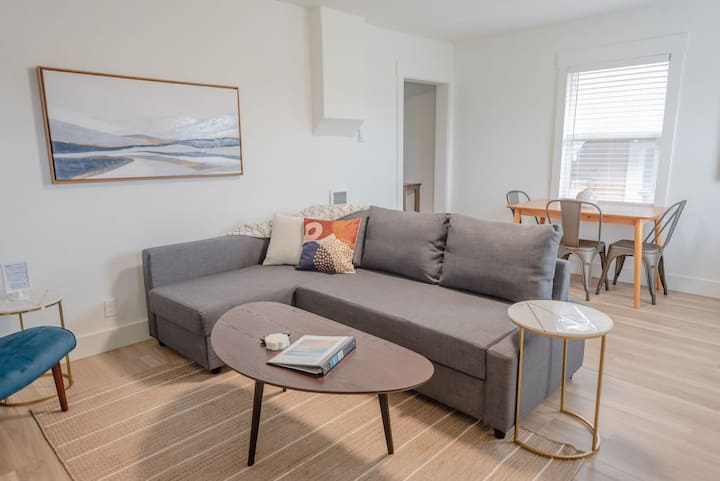 Charming Modern Cottage, Downtown @Pinpointstays - Coos Bay, OR